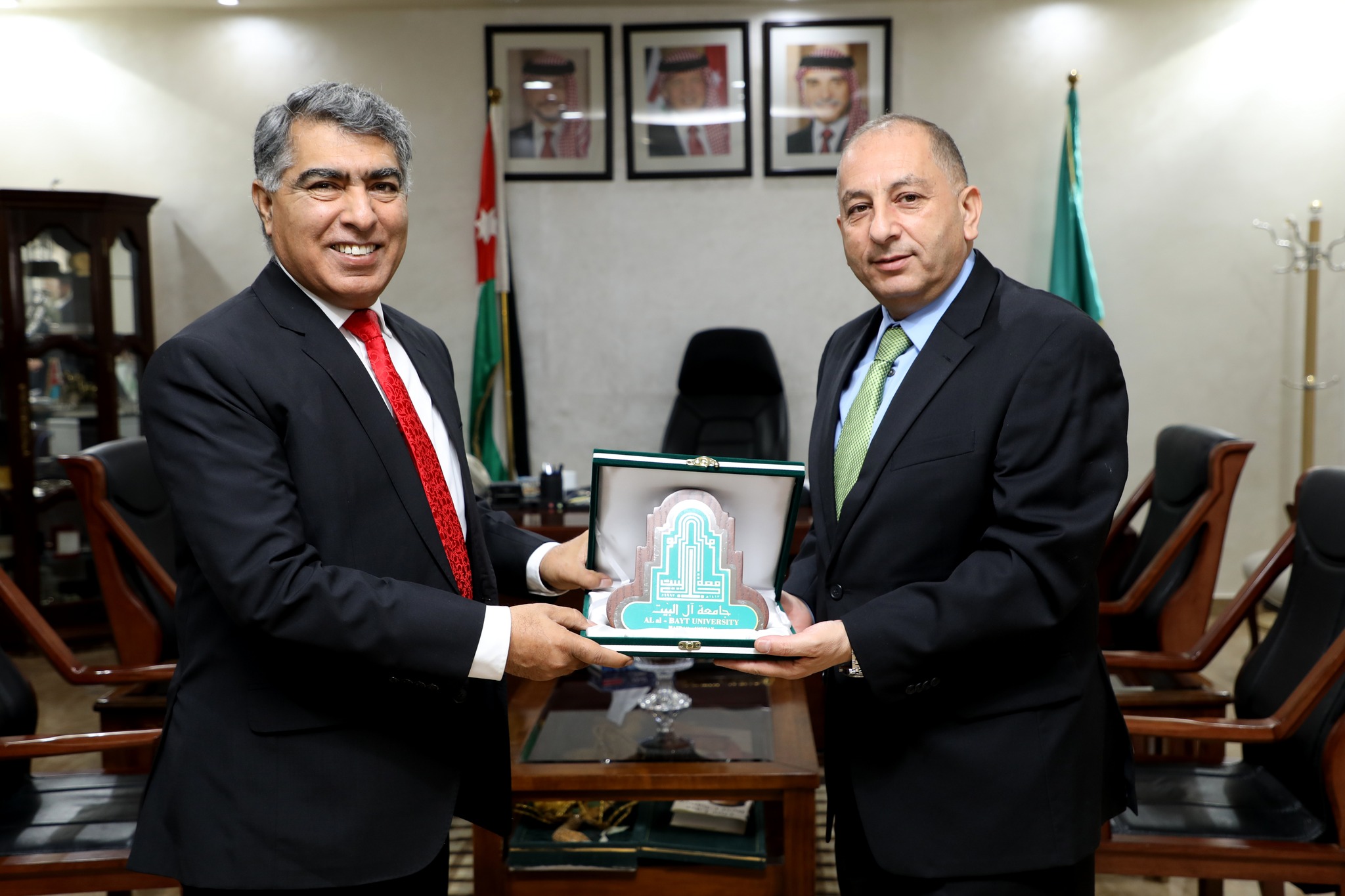 السفير الباكستاني لدى المملكة يزور جامعة آل البيت ويلتقي برئيسها د ...