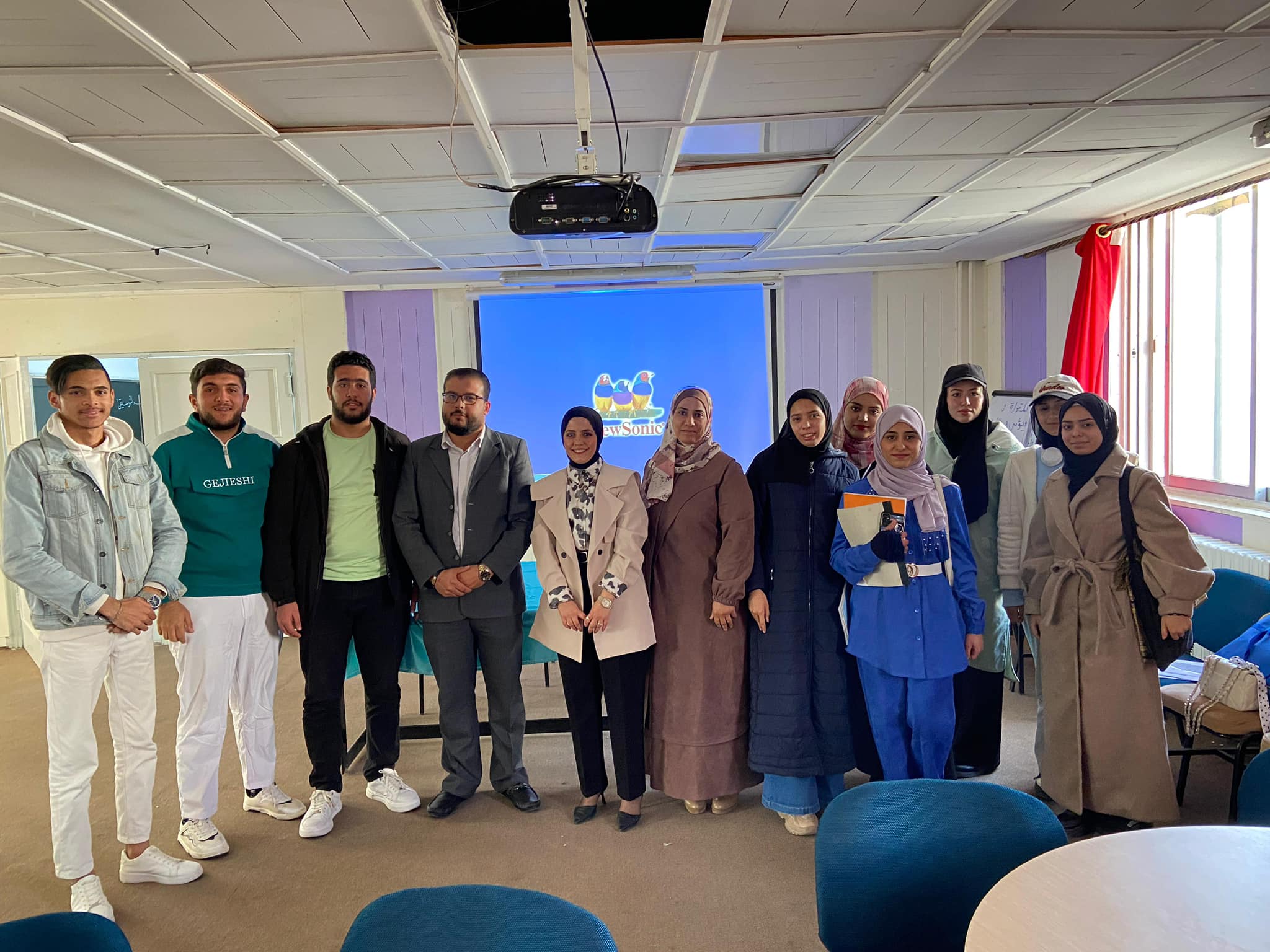 محاضرة بعنوان (مهارات العرض والالقاء)